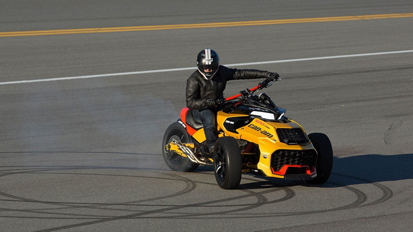3 tekerlekli canavar: Can-Am Spyder F3 Turbo [Video] - LOG