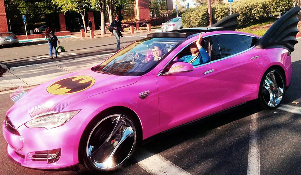 Hatırlamak istemeyeceğimiz projelerde bugün: Tesla Model S Pink Batman ...