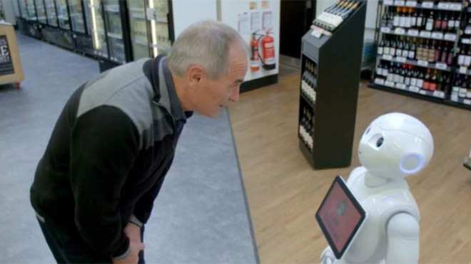 Müşterileri korkuttuğu için işinden kovulan ilk robot: Fabio - LOG