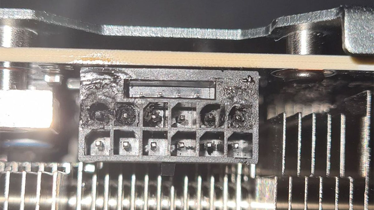 İki Nvidia RTX 4090 ekran kartında kullanılan 16-Pin adaptör yandı