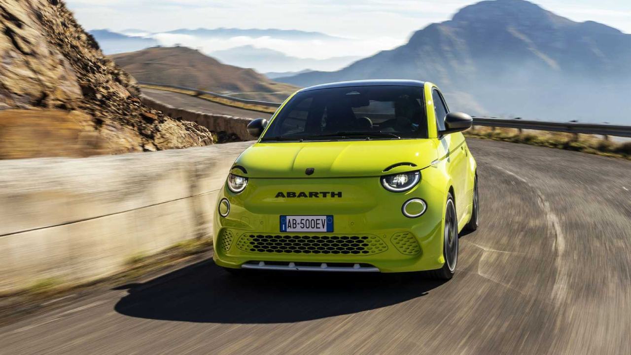 Abarth 500e; İtalyan performansı ilk kez elektrikle buluştu [Video] - LOG