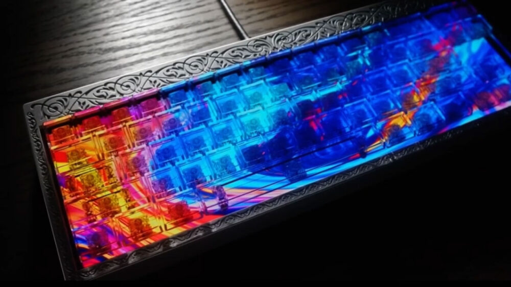 Tuşlarının altında ekran yer alan klavye: Finalmouse Centerpiece