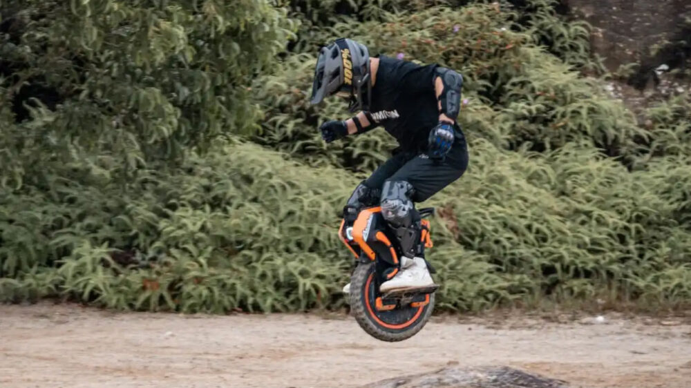 InMotion'dan araziye uygun çok güçlü elektrikli tek teker modeli