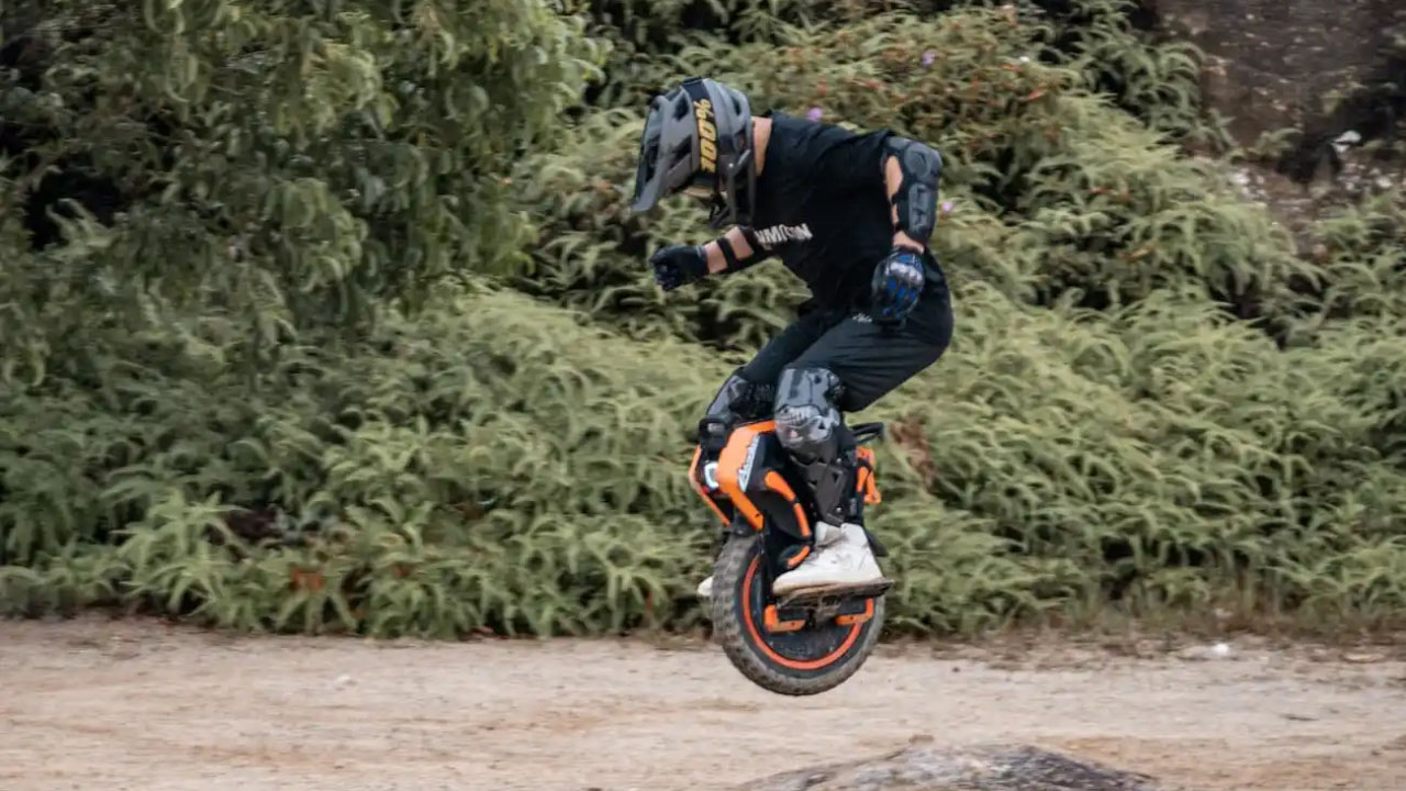 InMotion'dan araziye uygun çok güçlü elektrikli tek teker modeli