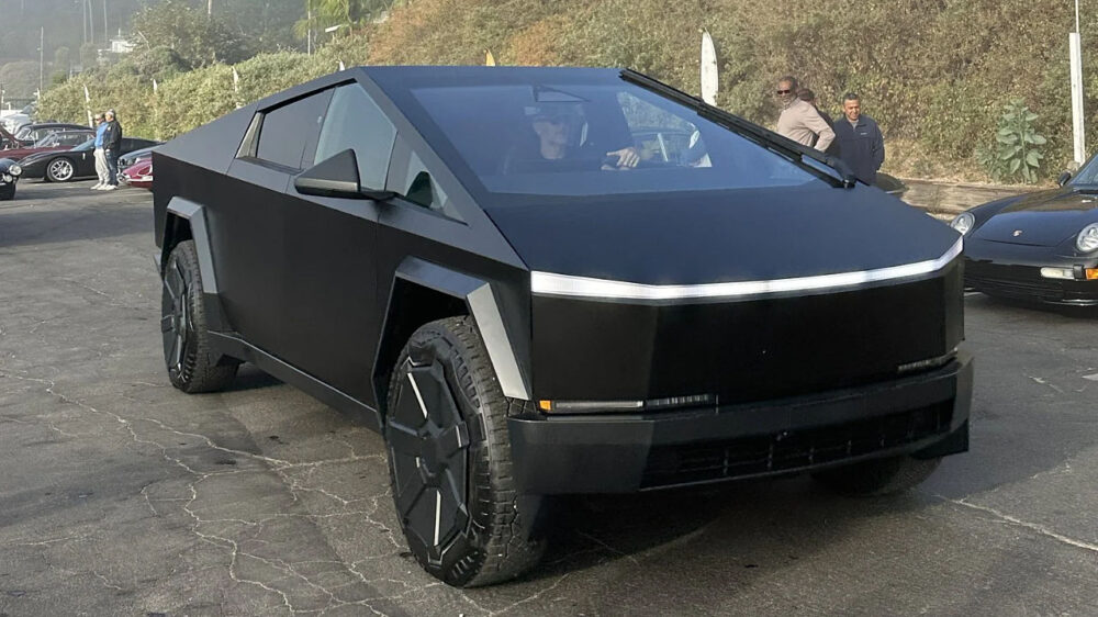 Mat siyah Tesla Cybertruck görüntülendi [Video] - LOG