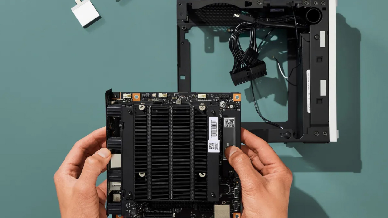 Framework, ilk masaüstü PC'sini görücüye çıkarttı