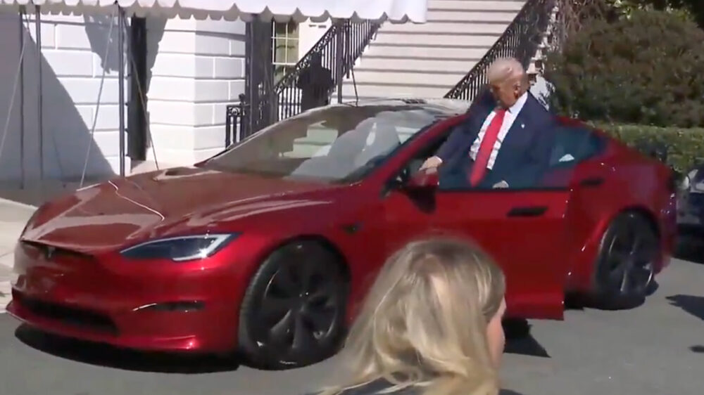 Trump, Musk'a destek olmak için kullanamayacağı bir Tesla Model S satın ...