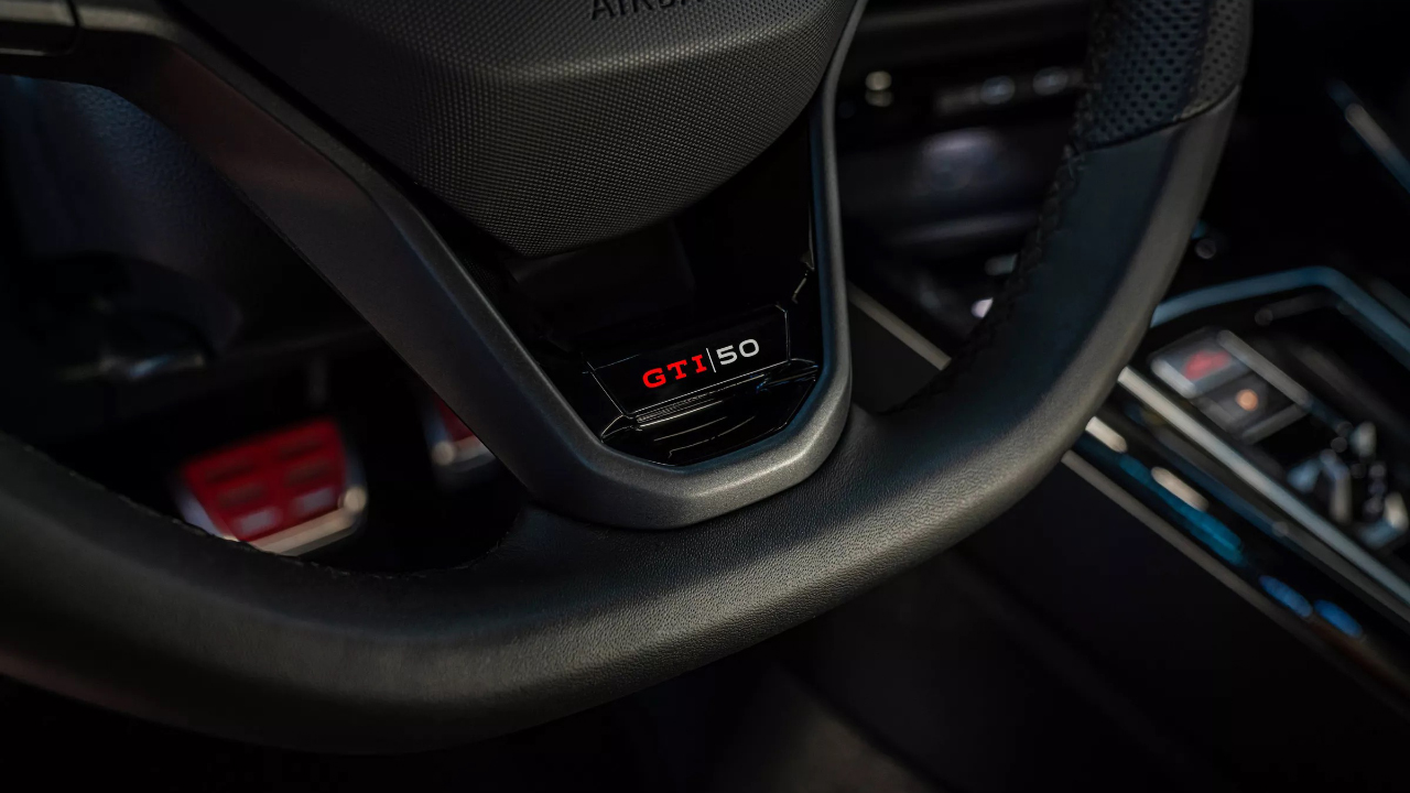 GTI rozetinin 50. yaşına özel olarak hazırlanan Volkswagen Golf GTI ...