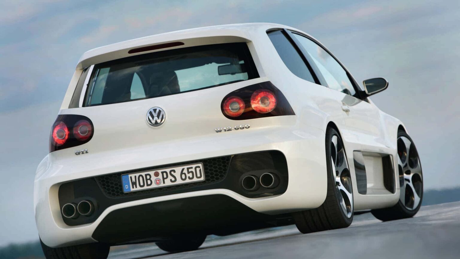 Volkswagen, etkileyici Golf GTI W12-650 konseptini bu sefer kırmızı ...